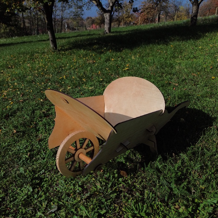 Kubikus talicska 2024 – fa gyermek talicska és kerti dekoráció